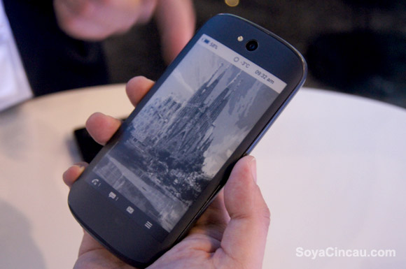 Hands-on: YotaPhone 2 with Dual Displays - SoyaCincau