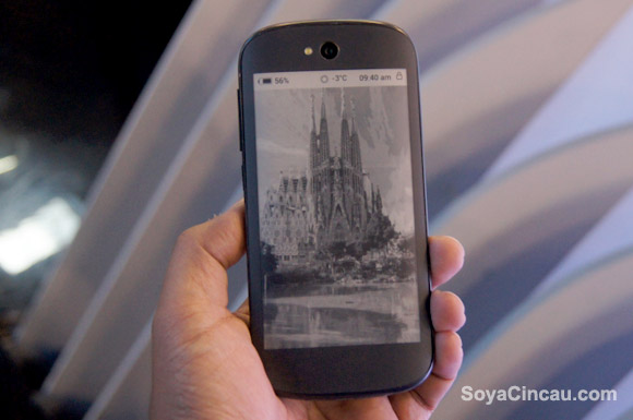 Hands-on: YotaPhone 2 with Dual Displays - SoyaCincau