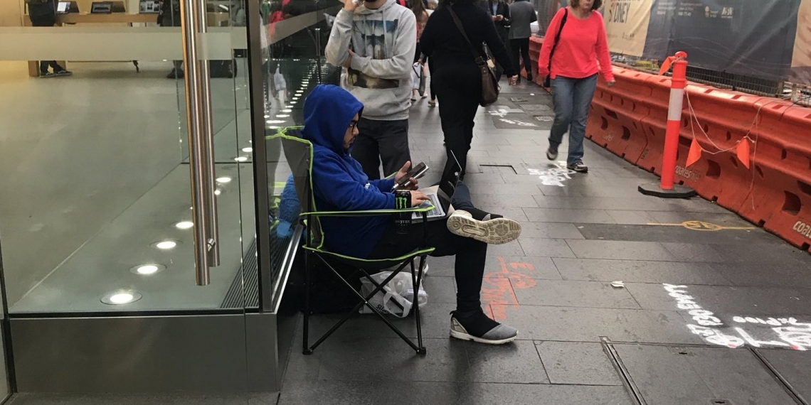 People are already queuing up for the upcoming iPhone - SoyaCincau