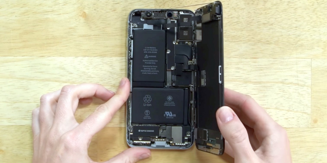 The iPhone X has a very interesting battery inside - SoyaCincau