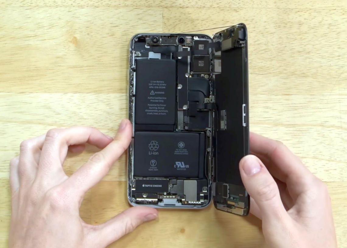 The iPhone X has a very interesting battery inside - SoyaCincau