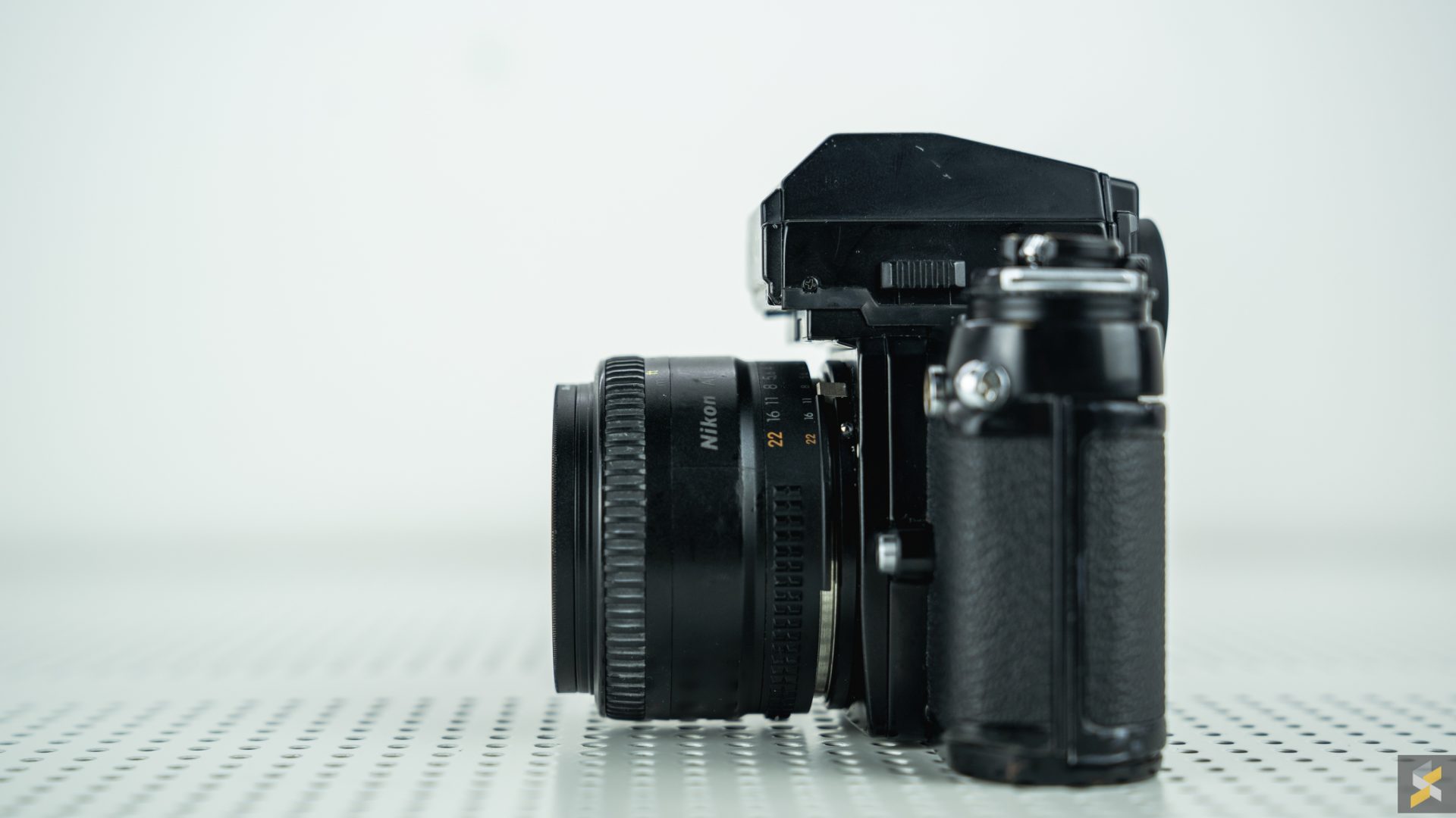 This is the legendary Nikon F3 film camera - SoyaCincau