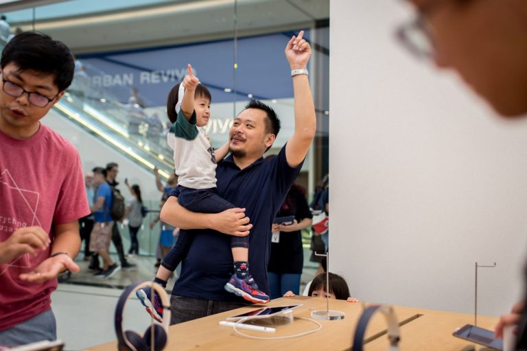 Apple opens its second store in Singapore at the iconic Jewel in Changi ...