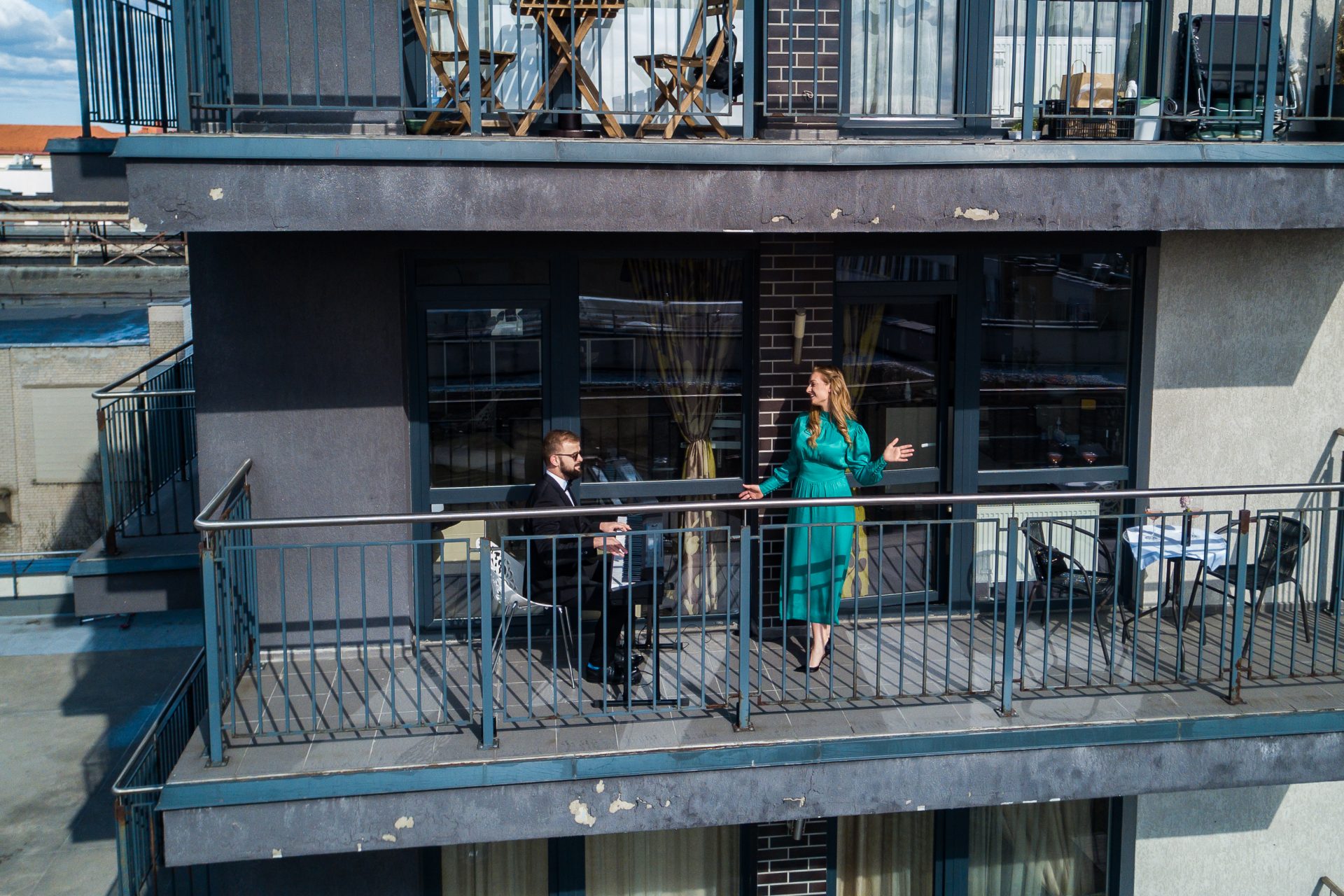 This photographer takes portraits of people in self-isolation with his ...