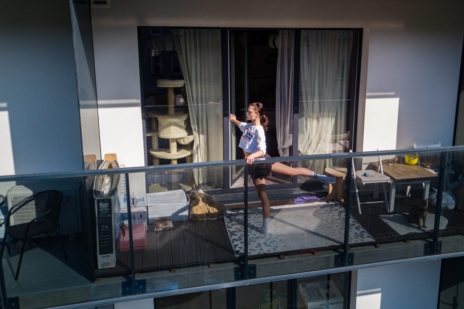 This photographer takes portraits of people in self-isolation with his ...