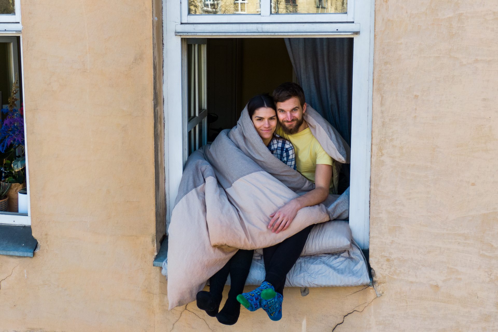 This photographer takes portraits of people in self-isolation with his ...