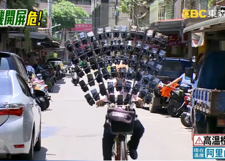 Here's how Pokemon Go grandpa cycles with his 64 phones - SoyaCincau