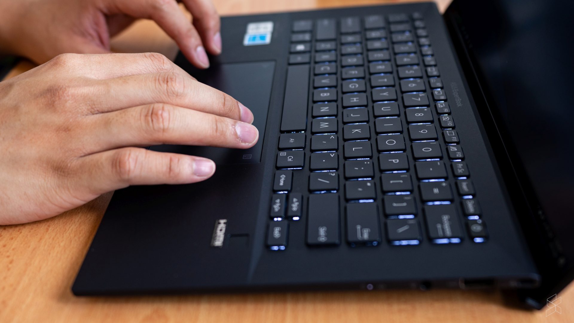 Asus ExpertBook B9 review: Everything else feels heavy now - SoyaCincau