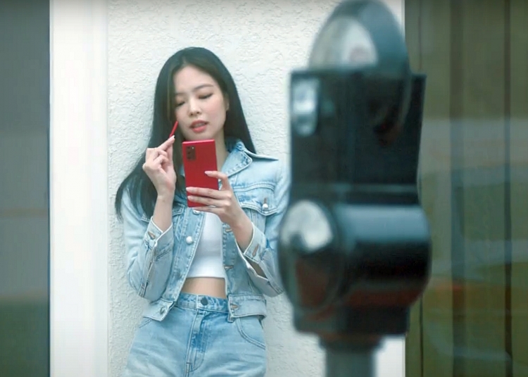 Jennie of Blackpink has her own Samsung Galaxy Note 20 in Mystic Red ...