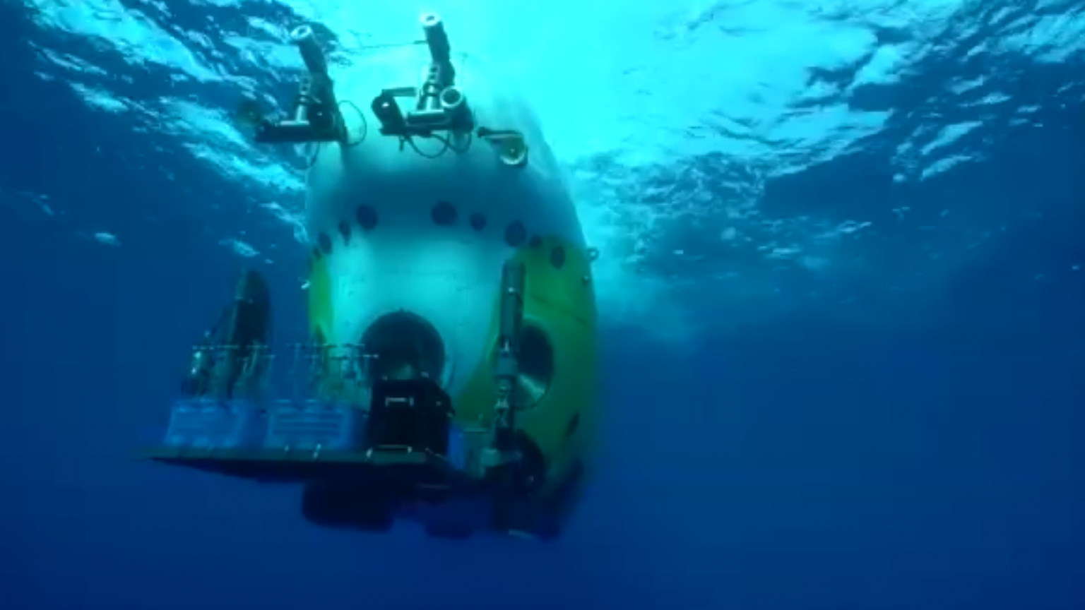 China's manned submersible descends 10,000m to the Earth's deepest ...