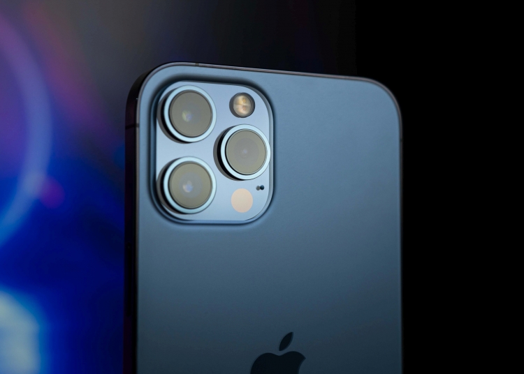 This is how the LiDAR sensor in the iPhone 12 Pro helps the visually ...