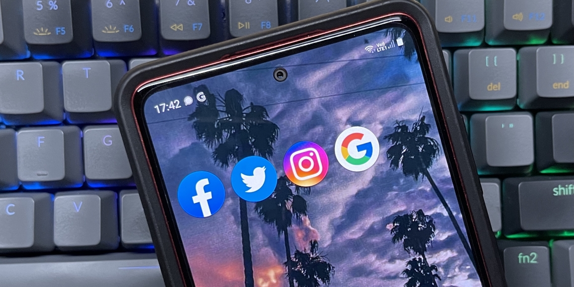 This infographic highlights how much data Google, Facebook, Apple and ...