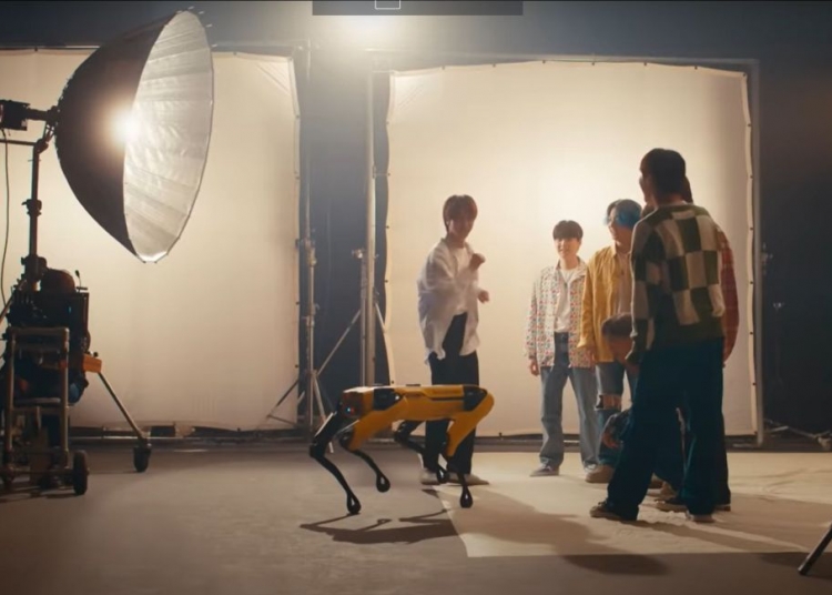 Boston Dynamic's Spot robots get together with BTS to dance - SoyaCincau