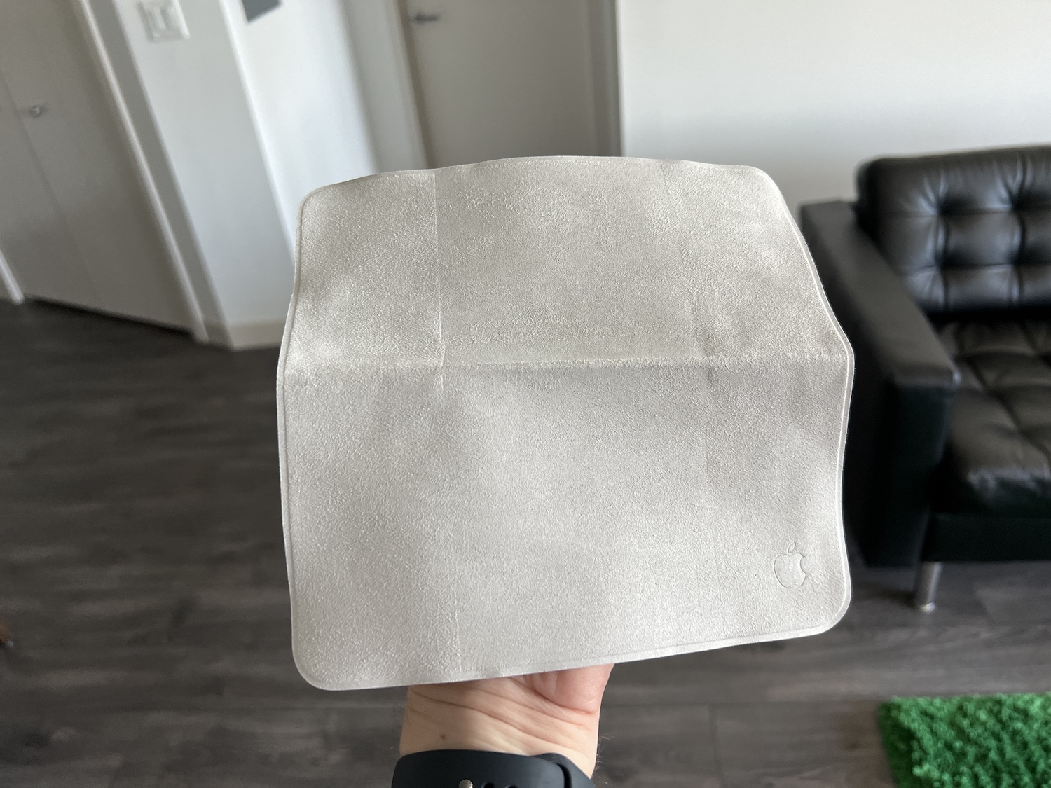 A first hands-on look at Apple's RM99 Polishing Cloth - SoyaCincau