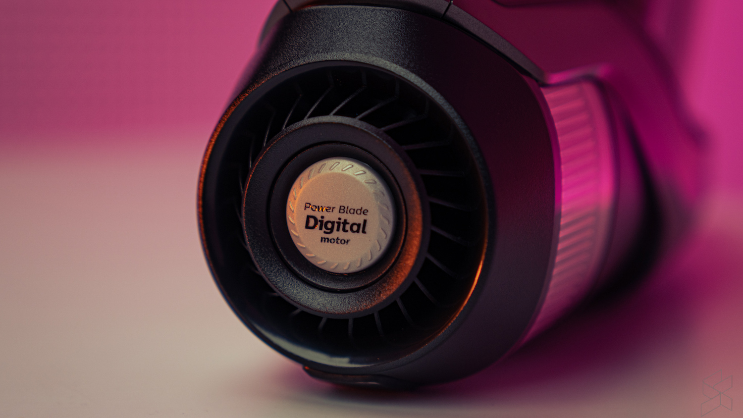 Philips 8000 Series Aqua Plus: Vacuum and mop at the same time!