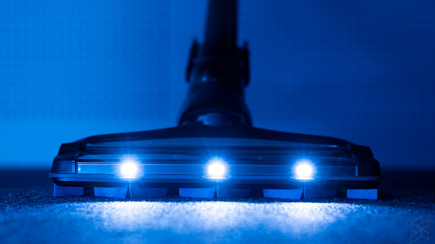 Philips 8000 Series Aqua Plus: Vacuum and mop at the same time!