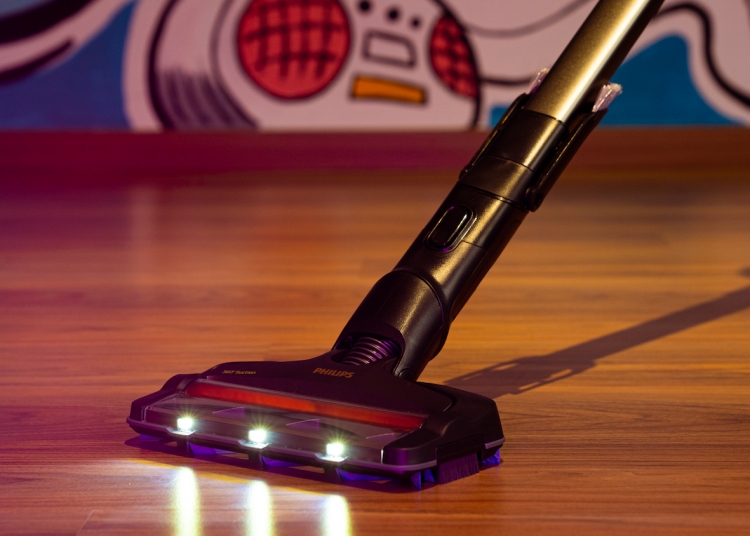 Philips 8000 Series Aqua Plus: Vacuum and mop at the same time!