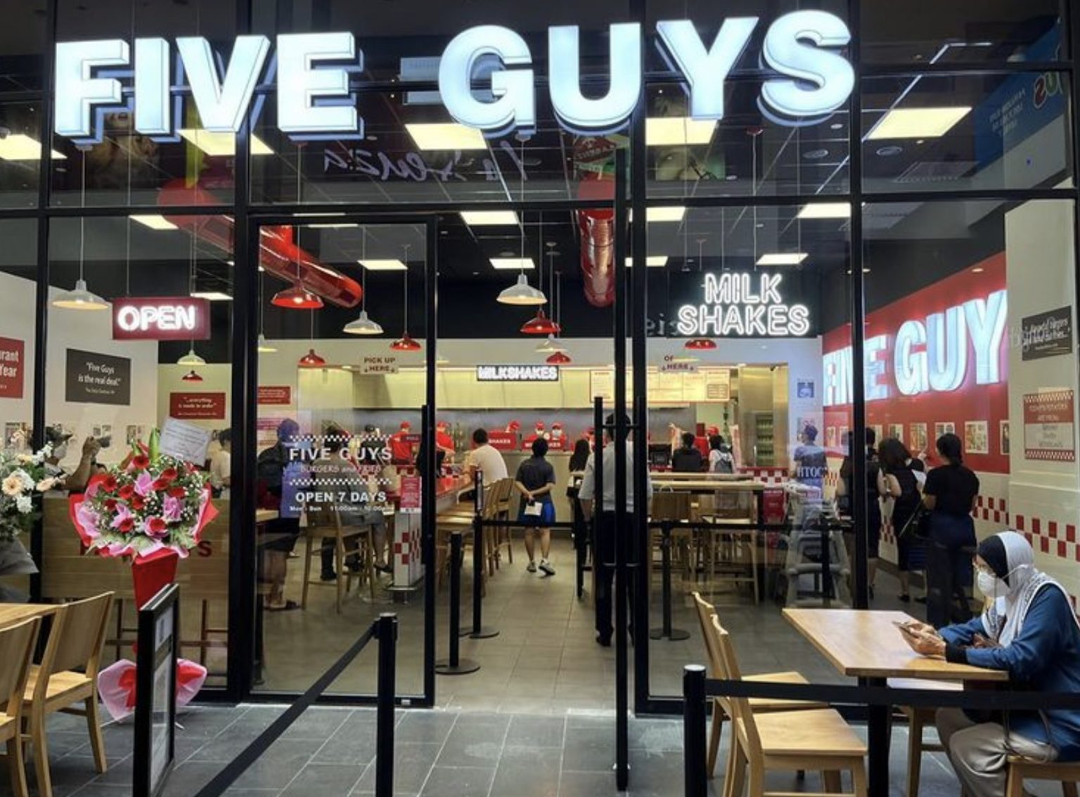 Five Guys is now in open in Pavilion, KL. Here's what the branch looks ...