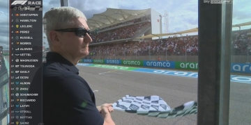 Tim Cook waves chequered flag at the United States F1 GP, and people ...