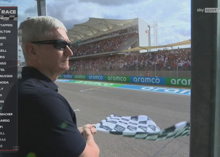 Tim Cook waves chequered flag at the United States F1 GP, and people ...