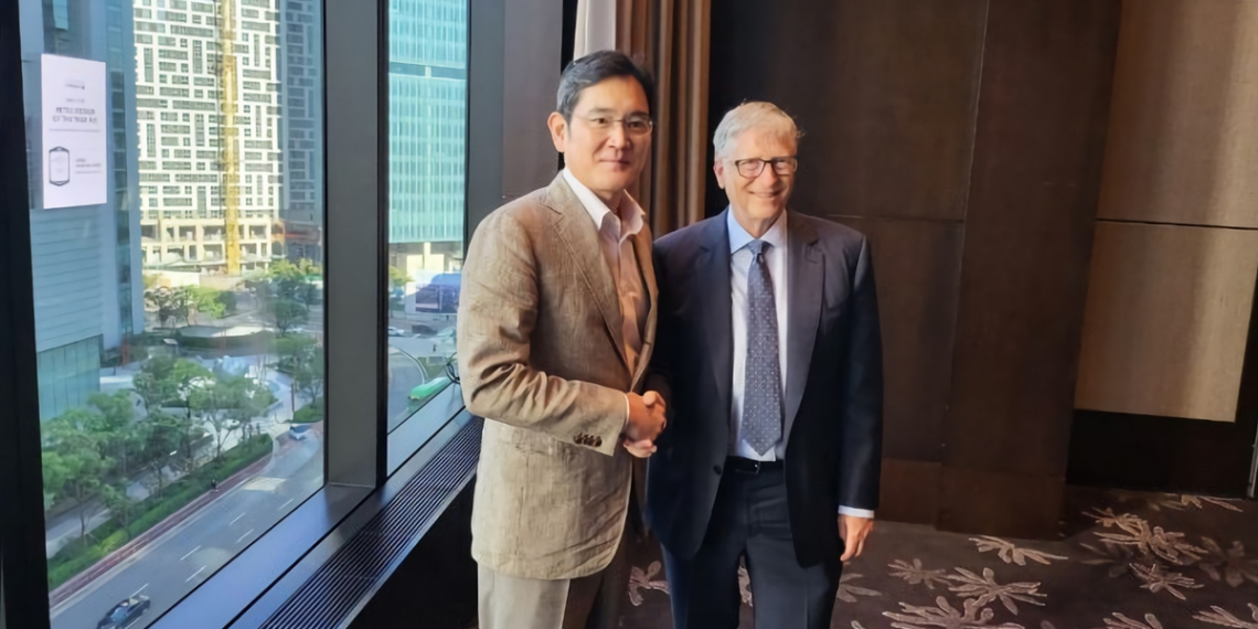 Bill Gates prefers the Galaxy Z Fold 4 over a tablet when doing work on ...