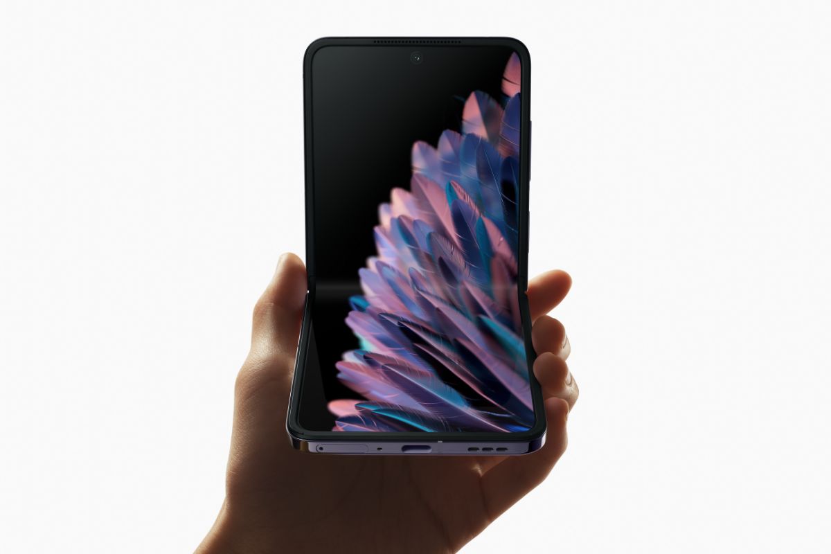 OPPO Find N2 Flip: With a crease so subtle, you might forget it’s a ...