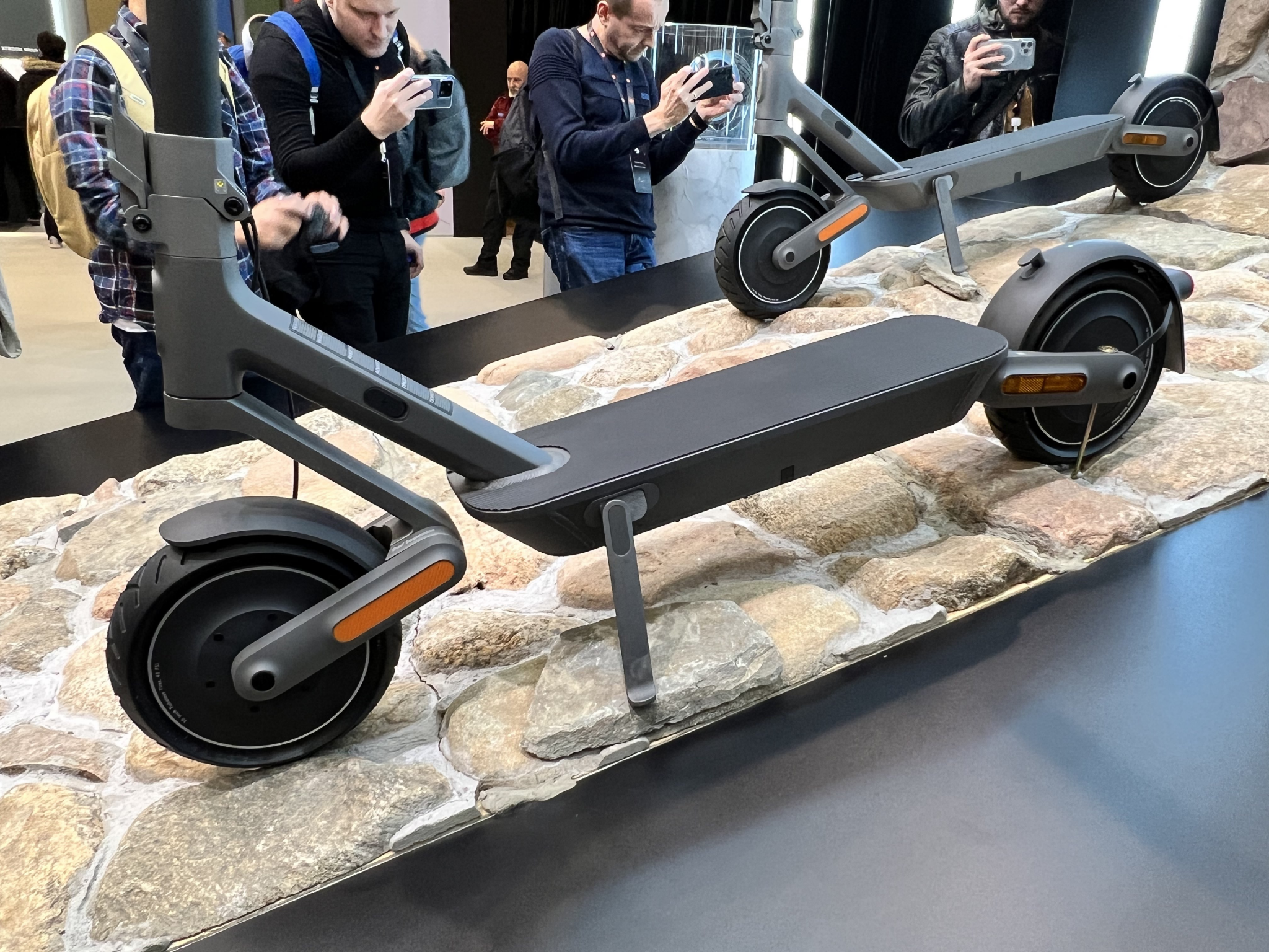 Xiaomi Electric Scooter 4 Ultra: Dual suspension system, 25km/h top ...
