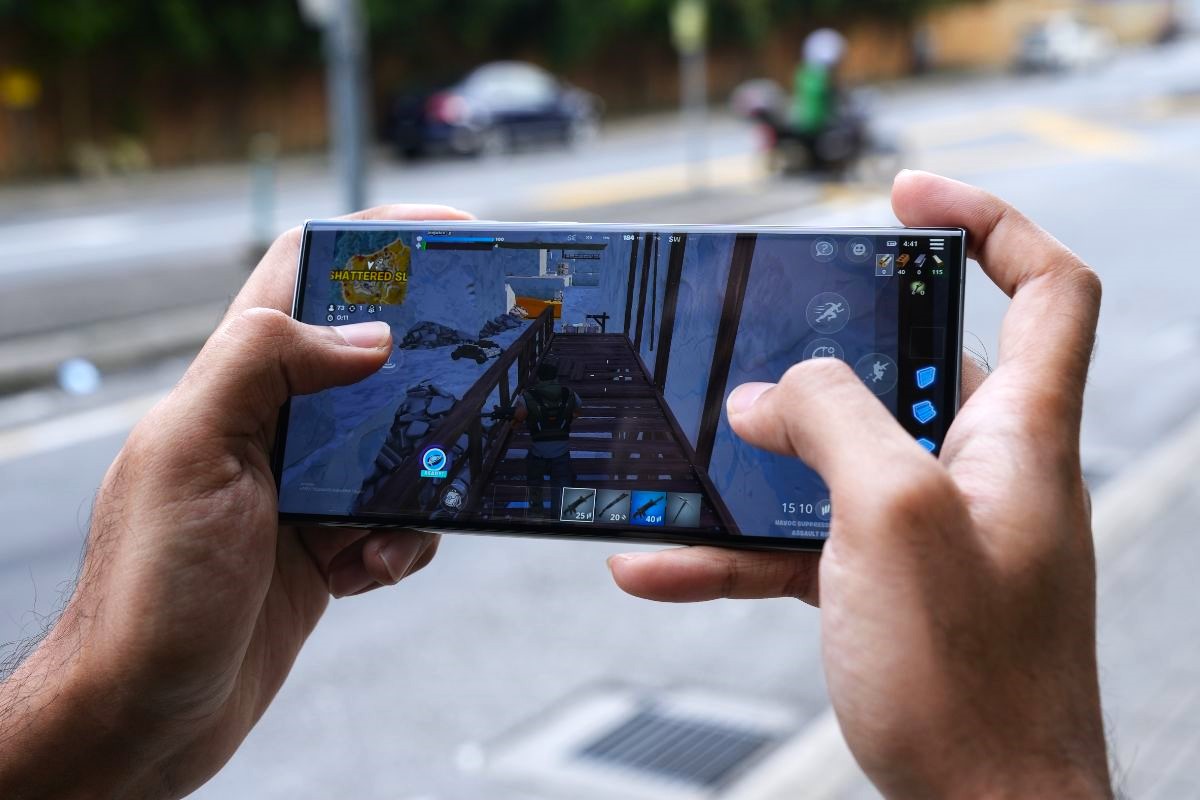 Samsung Galaxy S23 Ultra: Take mobile gaming on the go or dock it for a ...