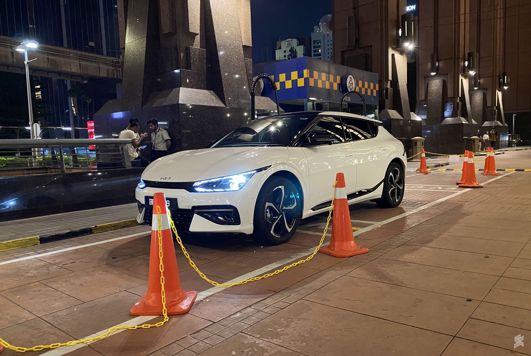 [ UPDATE ] We try ChargEV's blazing fast 320kW EV chargers at Berjaya ...