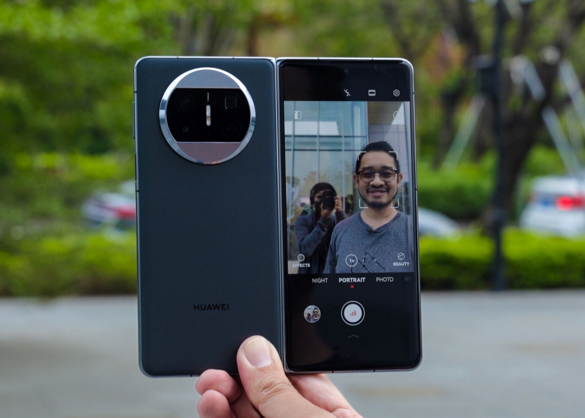 "huawei 3 fold" - SoyaCincau