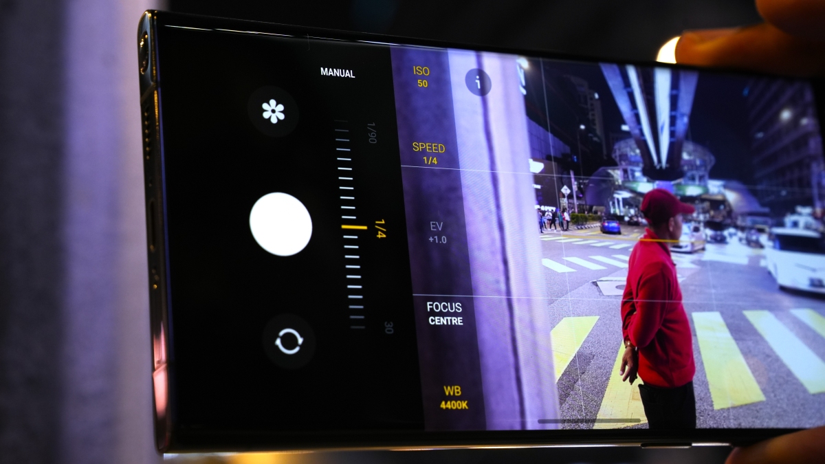Get light trail shots by just adjusting these 2 camera settings on your ...