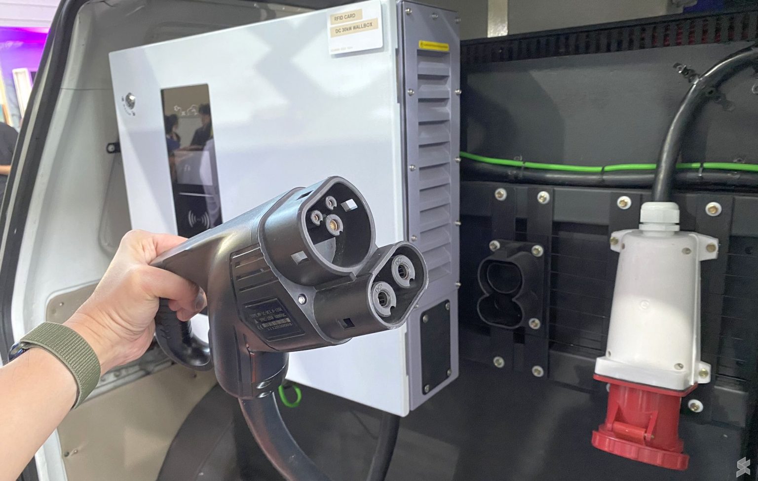 BMW and EVC introduce Malaysia's first EV "powerbank" made of ...