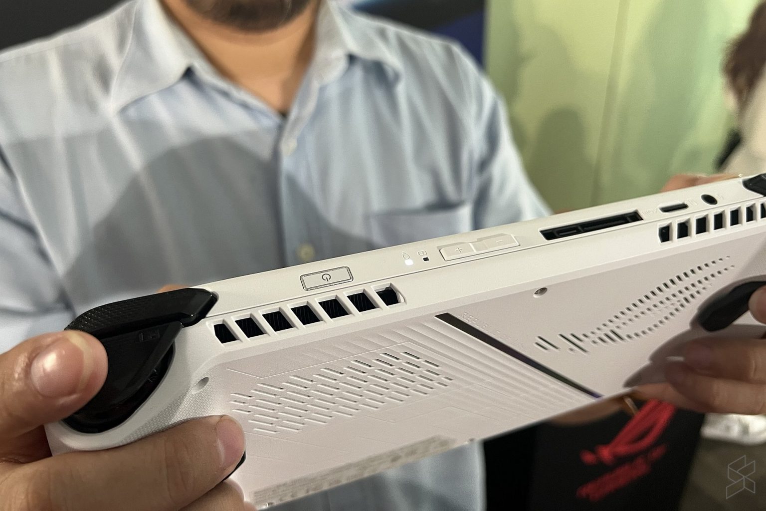 Asus ROG Ally: Windows 11 gaming handheld with AMD Ryzen Z1, 120Hz ...