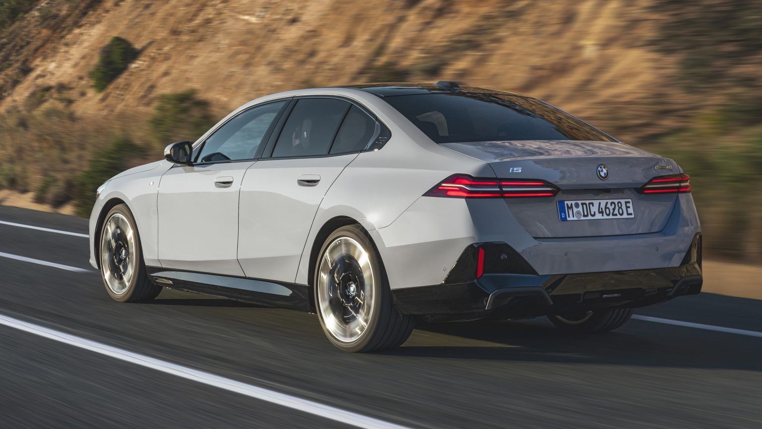 BMW i5 debuts: 5 Series EV with up to 593hp and 582km of range, plus in-car cloud gaming ...