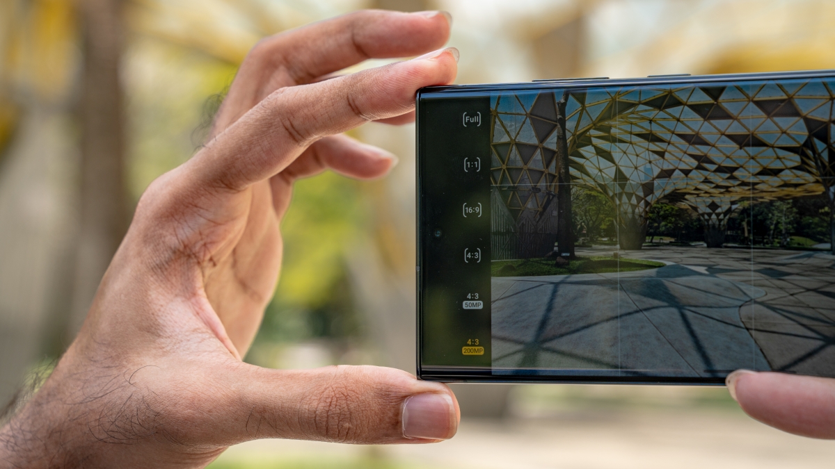 What can you do with a mobile camera containing 200 million pixels?