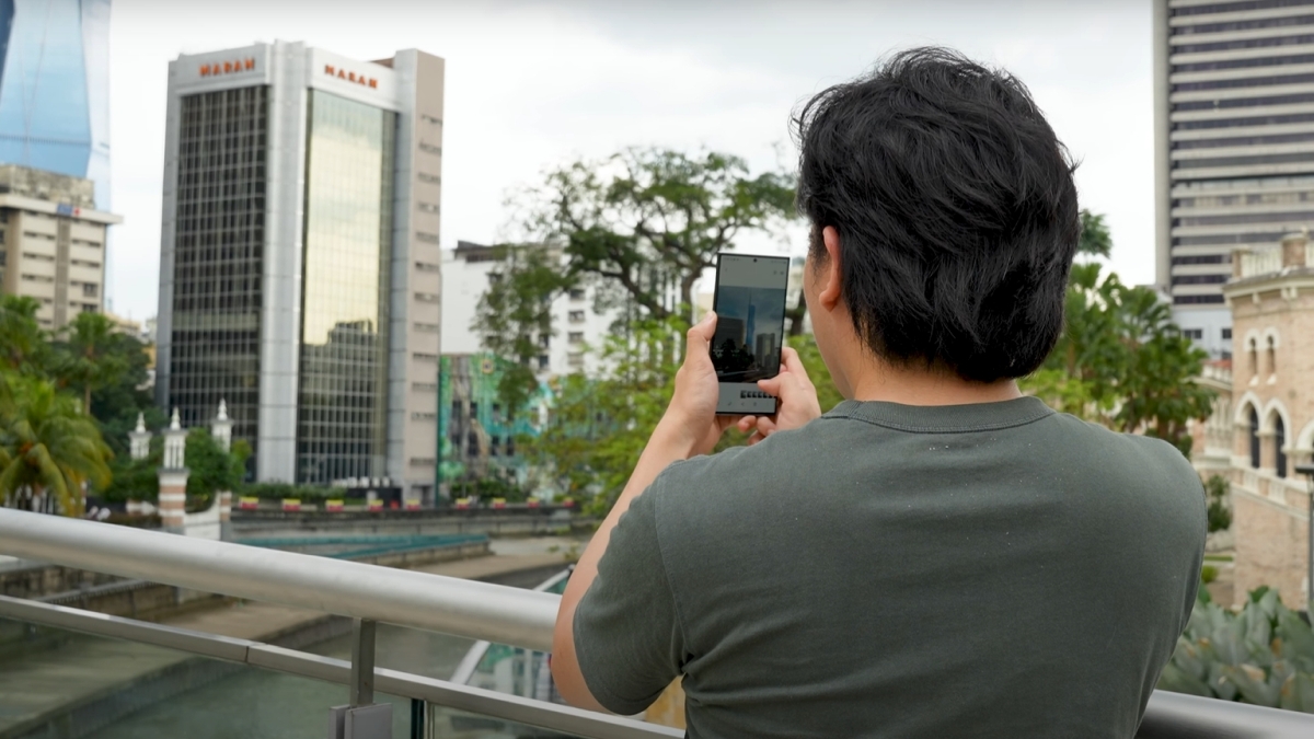 What can you do with a mobile camera containing 200 million pixels?