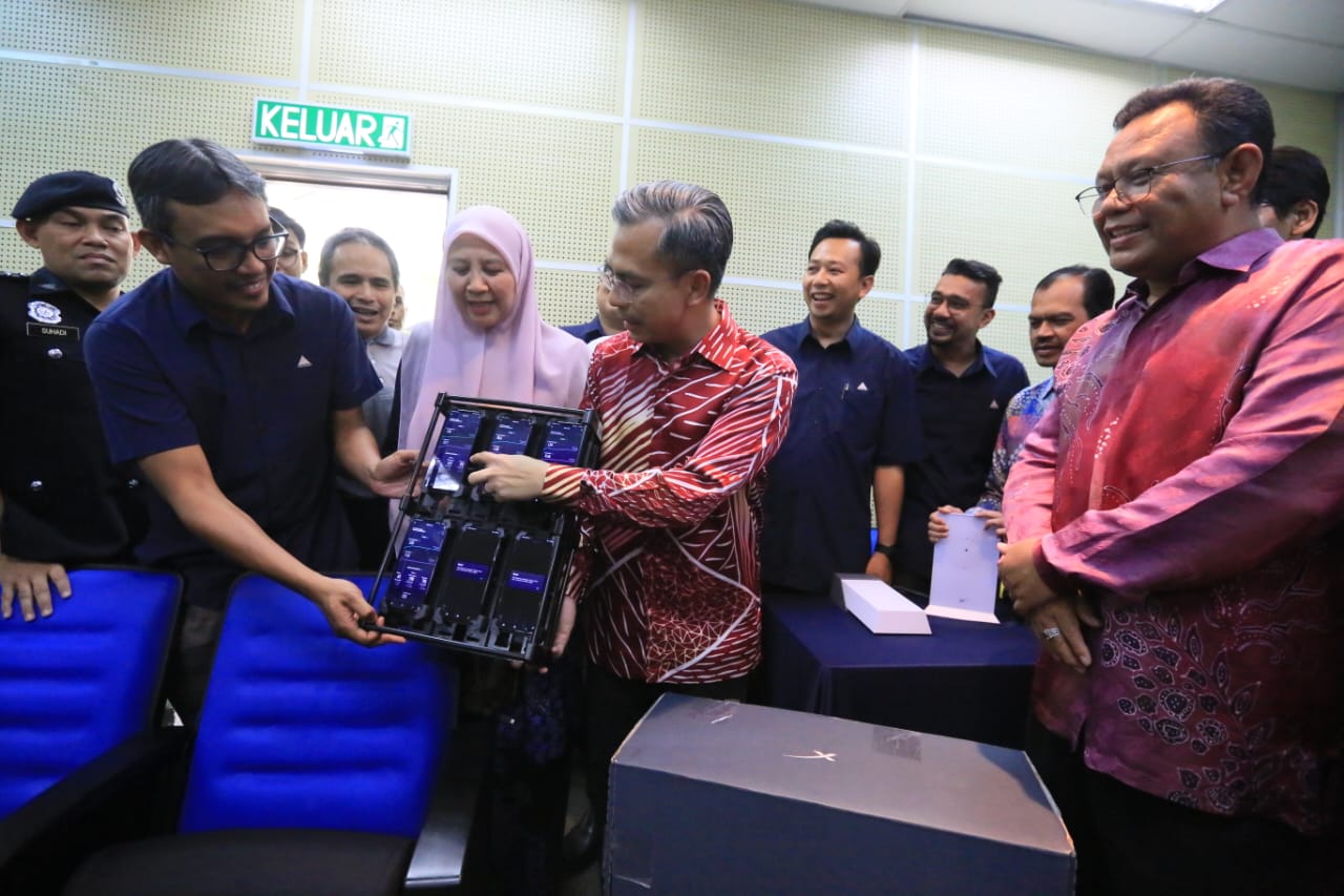 Anwar delivers Malaysia's first Starlink dish to UiTM - SoyaCincau