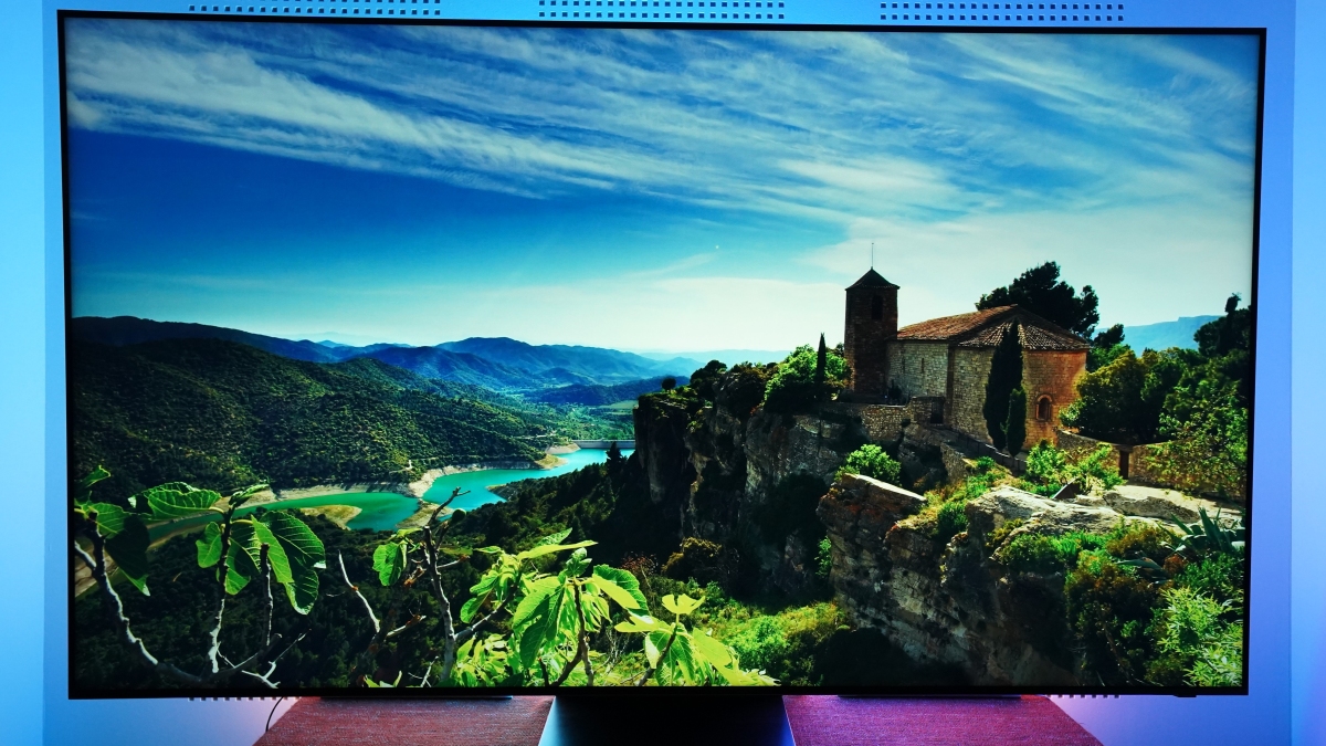 Here are features of the Samsung QN800C Neo QLED 8K TV to take note of