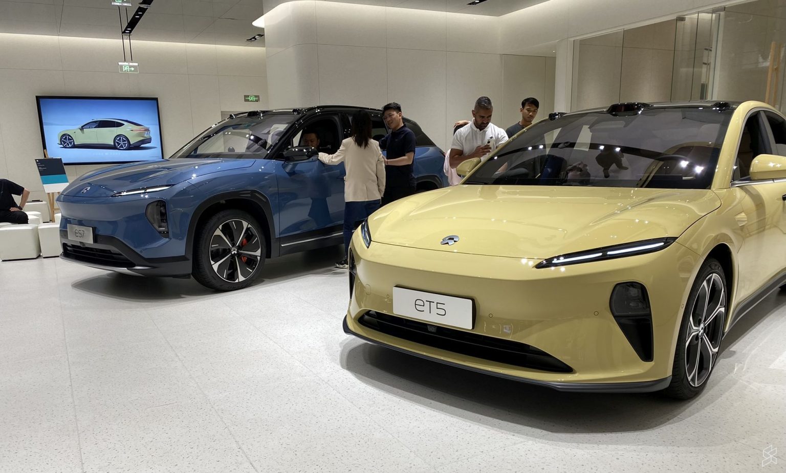 Chinese EV maker Nio introduced its first smartphone, looks like a ...