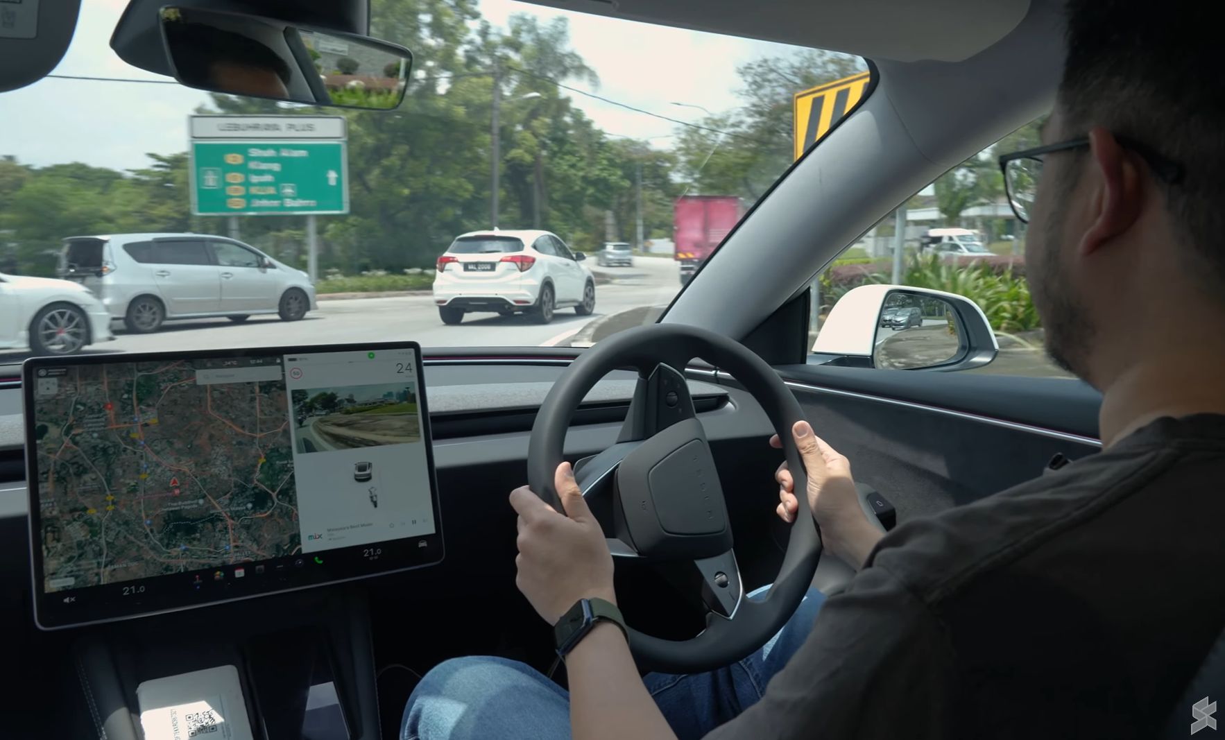 Tesla Model 3 Roundabout Test: No signal stalks, no problem?