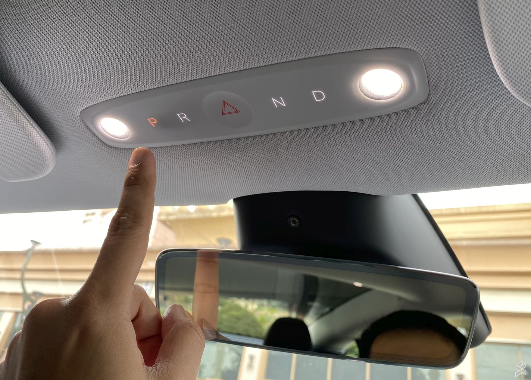 Tesla Model 3 Roundabout Test: No signal stalks, no problem?