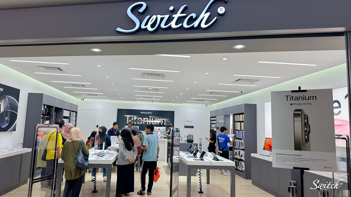 UR Warehouse Clearance offers iPhone for as low as RM699