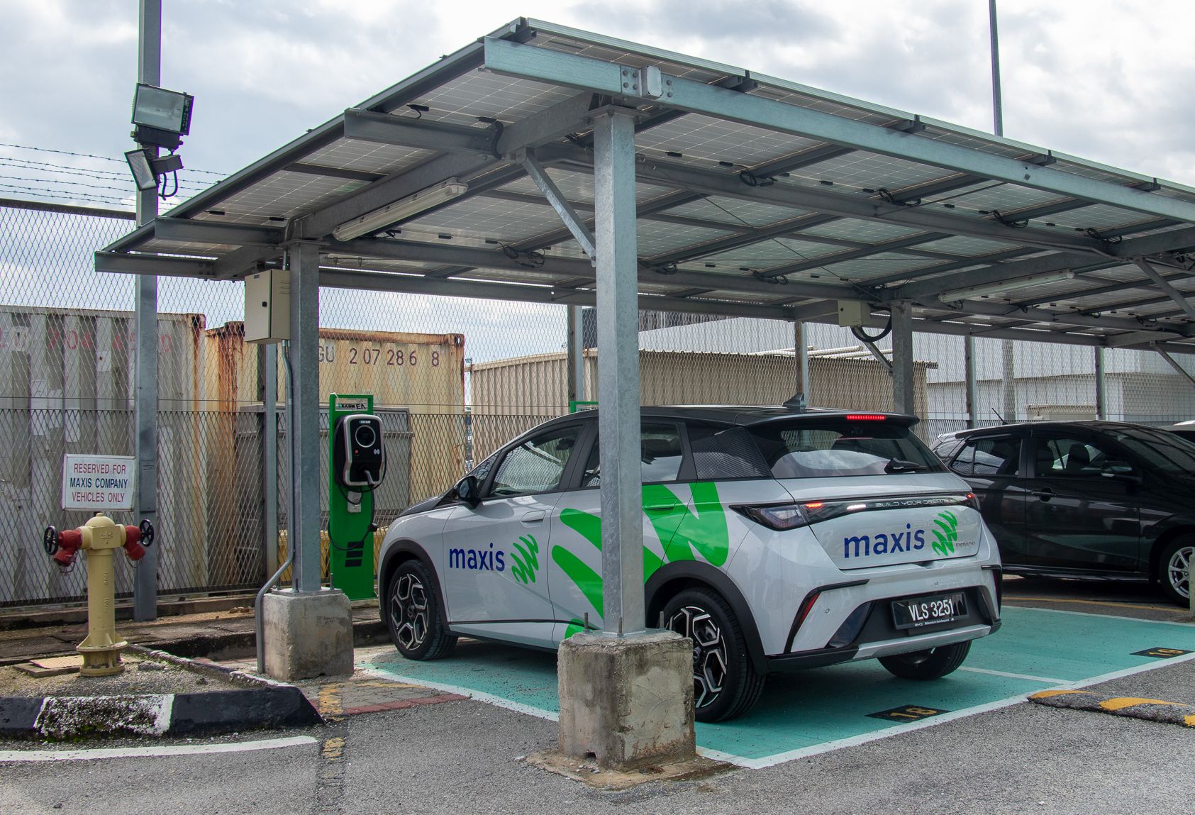 Maxis begins transition to EVs with BYD Dolphins - SoyaCincau