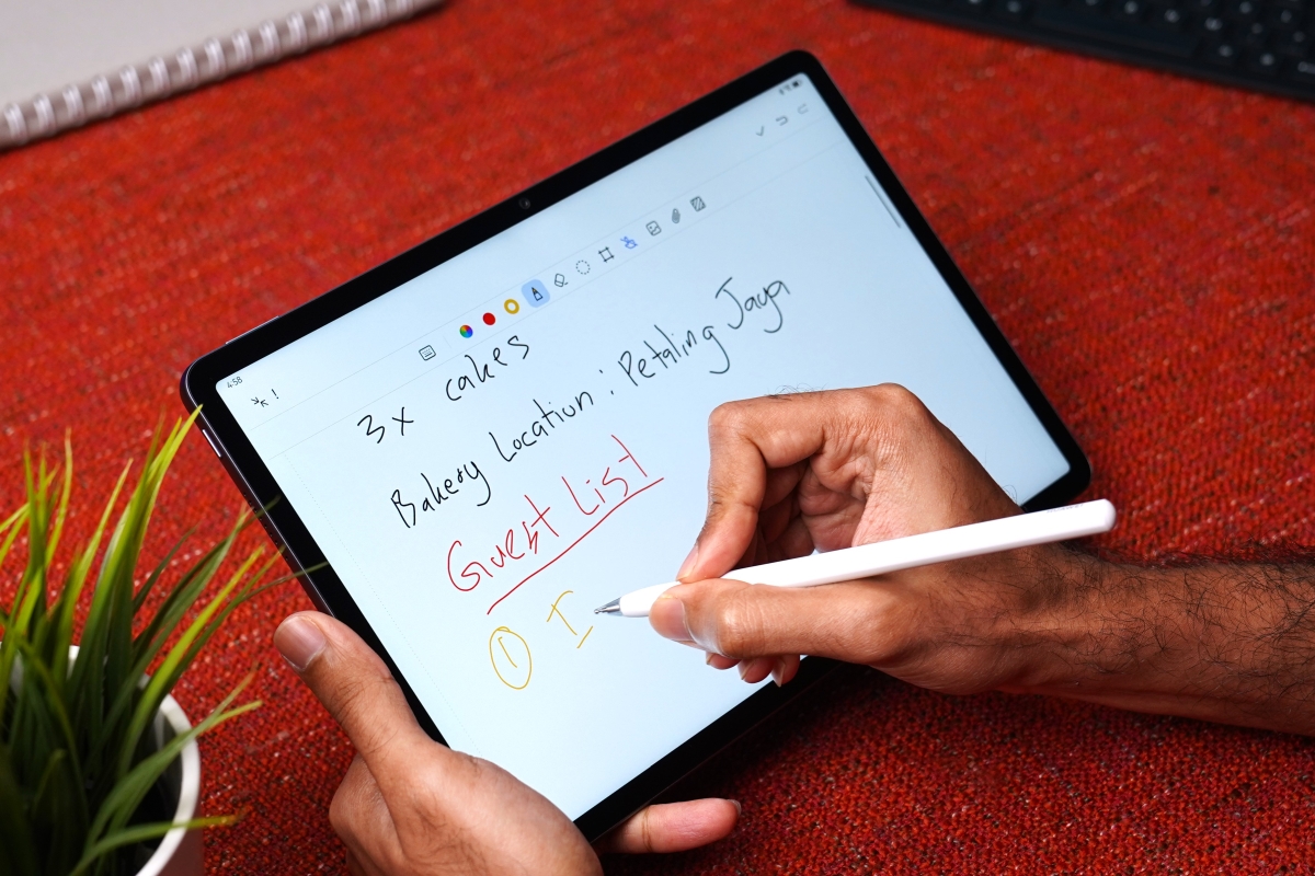 This RM1,999 tablet has a screen that will pamper your eyes