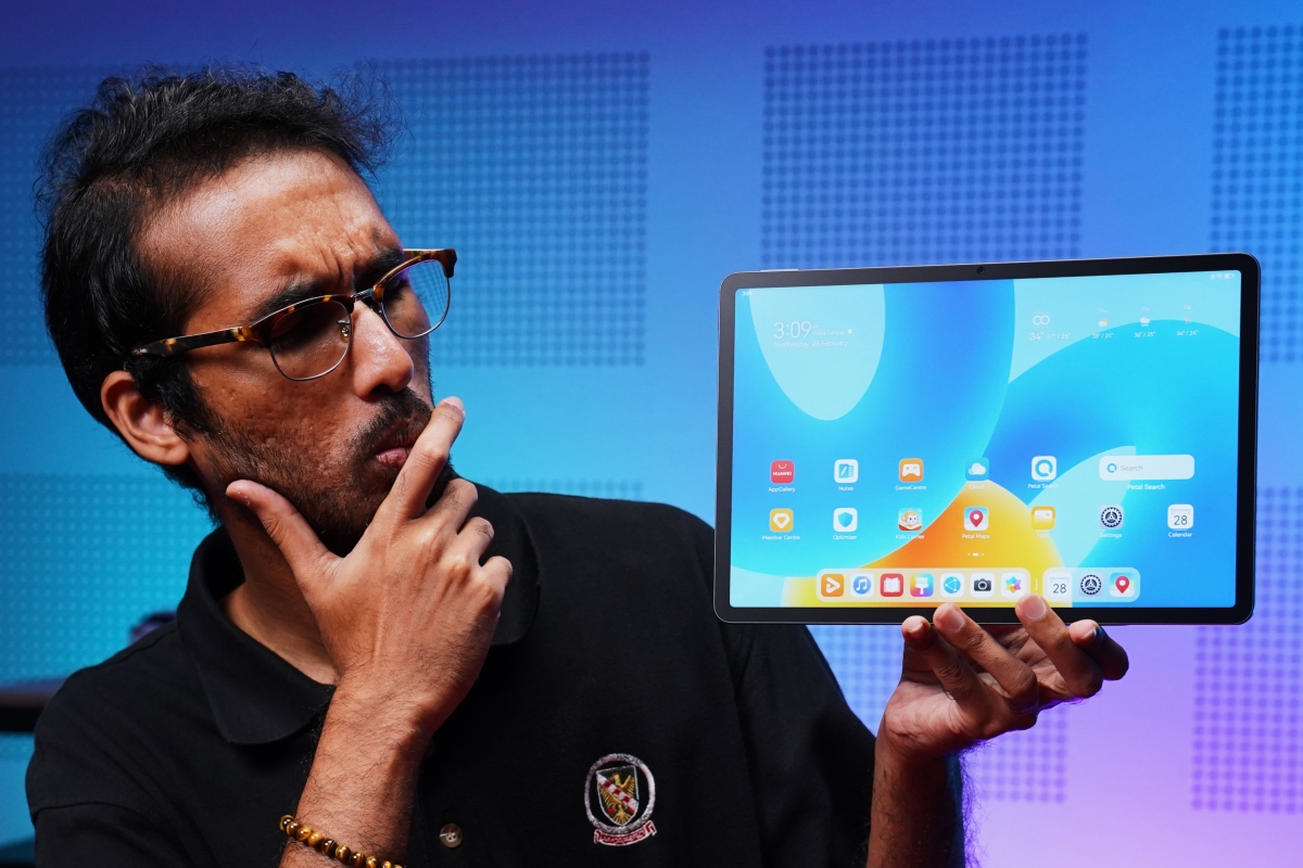 This RM1,999 tablet has a screen that will pamper your eyes