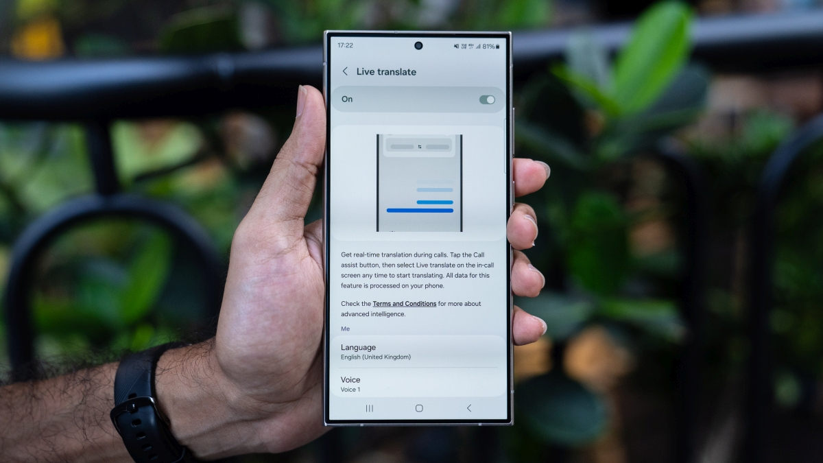 Translate in-person or phone conversations with Galaxy AI