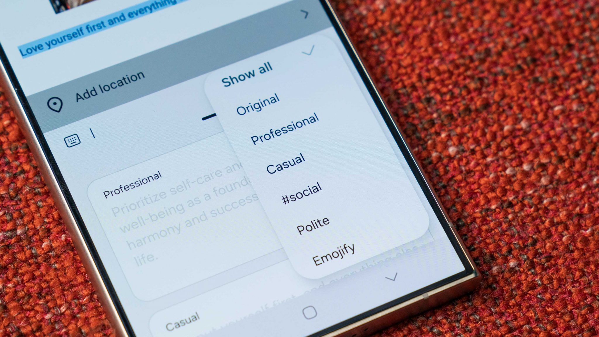 Galaxy AI: Use Chat Assist to reshape messages and captions