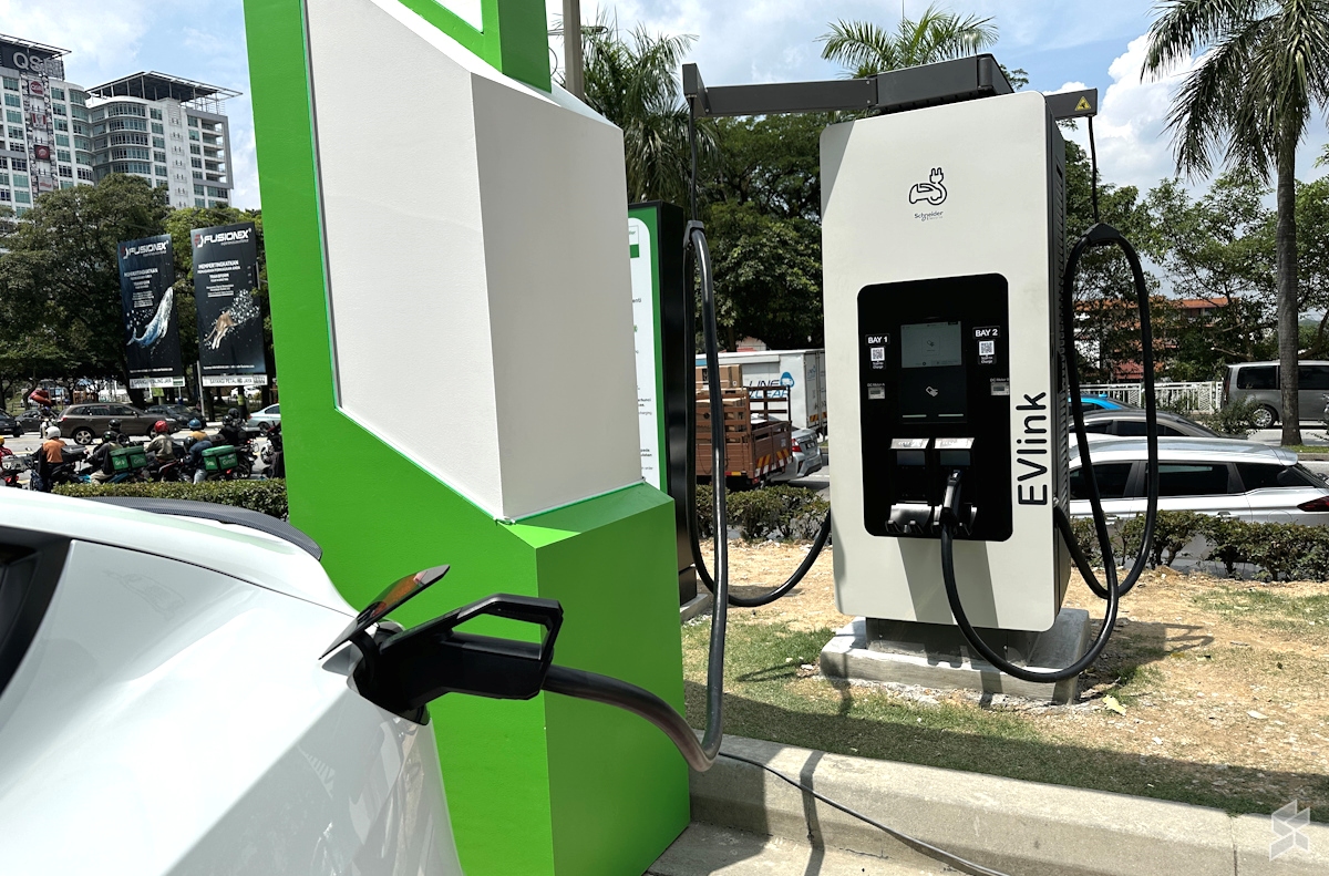 Schneider, JusEV launch charging hub: features 180kW DC fast charger