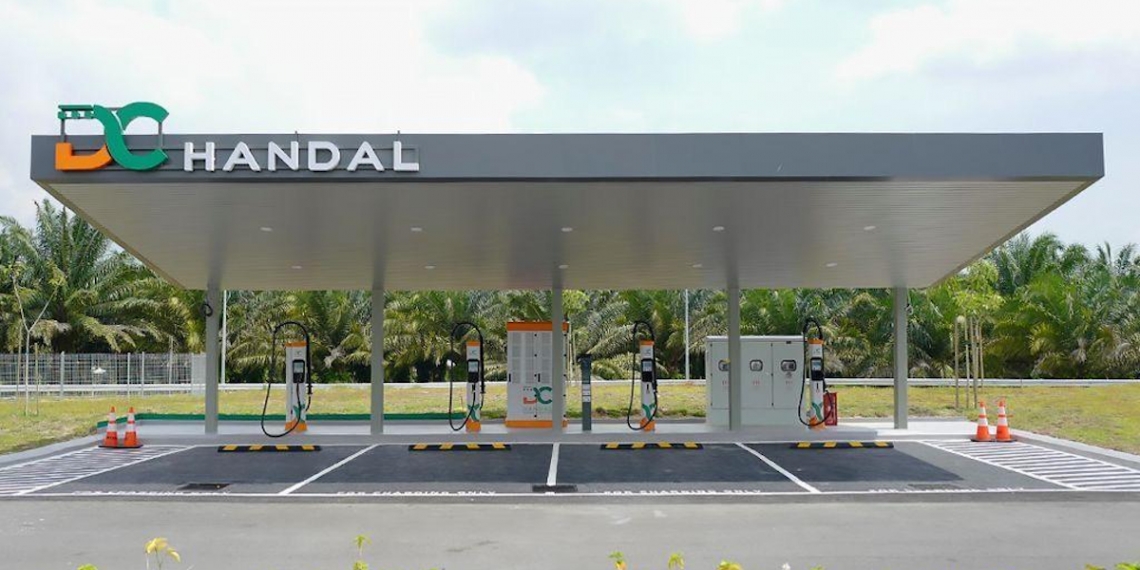 DC Handal activates 400kW EV charger at WCE Trong Toll Plaza, among the ...