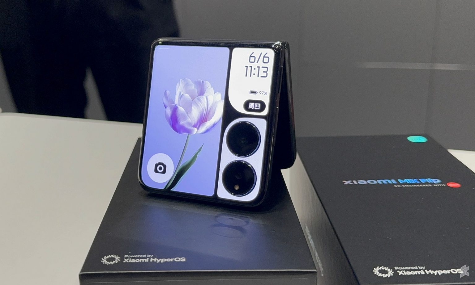 Xiaomi Mix Flip: The best flip phone yet? - SoyaCincau